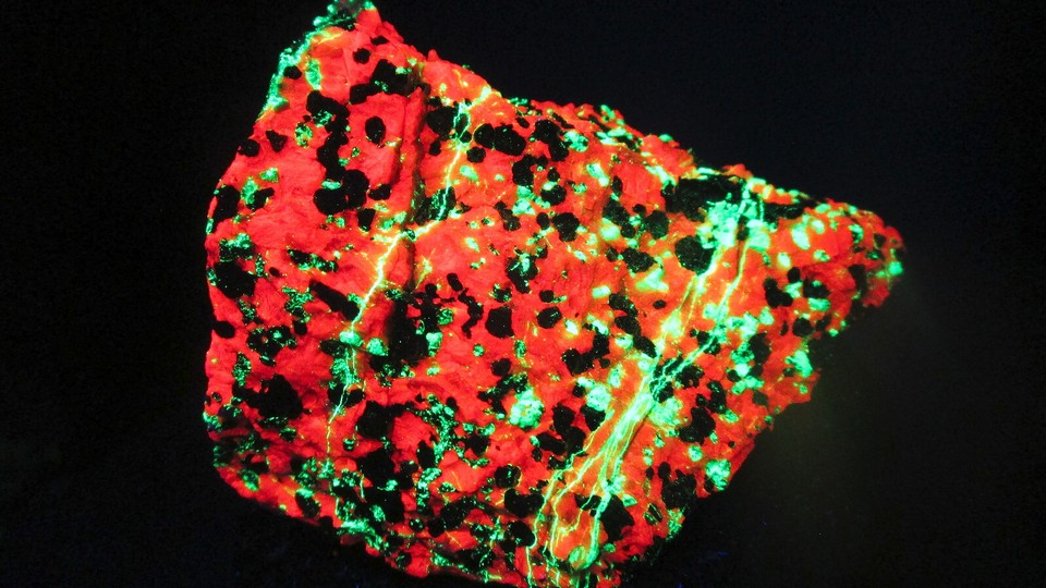 Fluorescent mineral rock Highly Phosphorescent Willemite Veins Franklin ...
