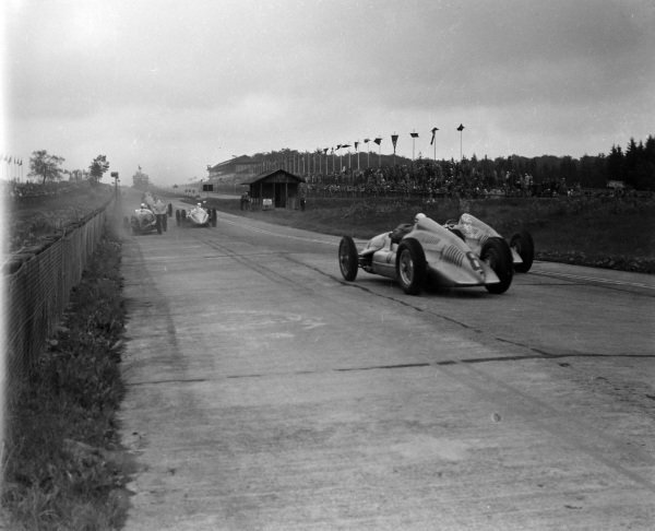 Rudolf Hasse, Auto Union D, chases after the rest of the pack 1939 Old ...