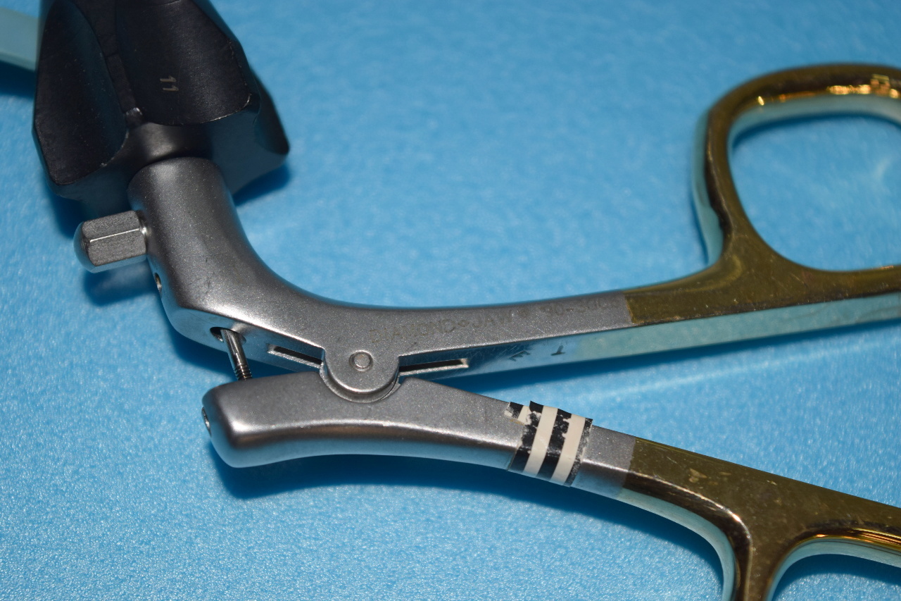* SNOWDEN PENCER 90-3006 DIAMOND JAW ROTATING ATRAUMATIC GRASPERS GOLD ...