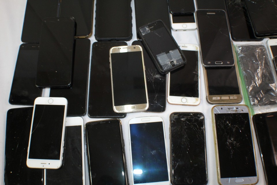 Scrap Cell Phone Lot (57 PHONES) AND iPad Gold Recovery Precious Metals ...