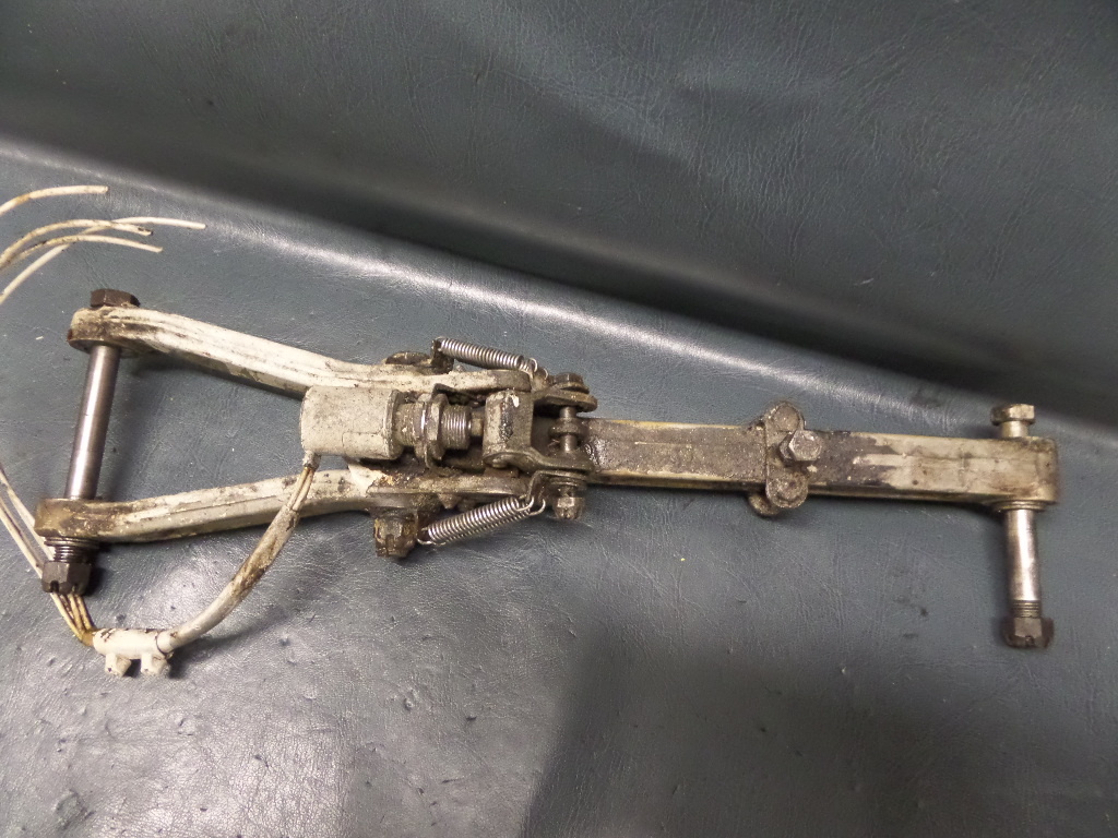 PIPER PA-23-250 AZTEC F AIRCRAFT MAIN LANDING GEAR DOWN LOCK DRAG BRACE ...