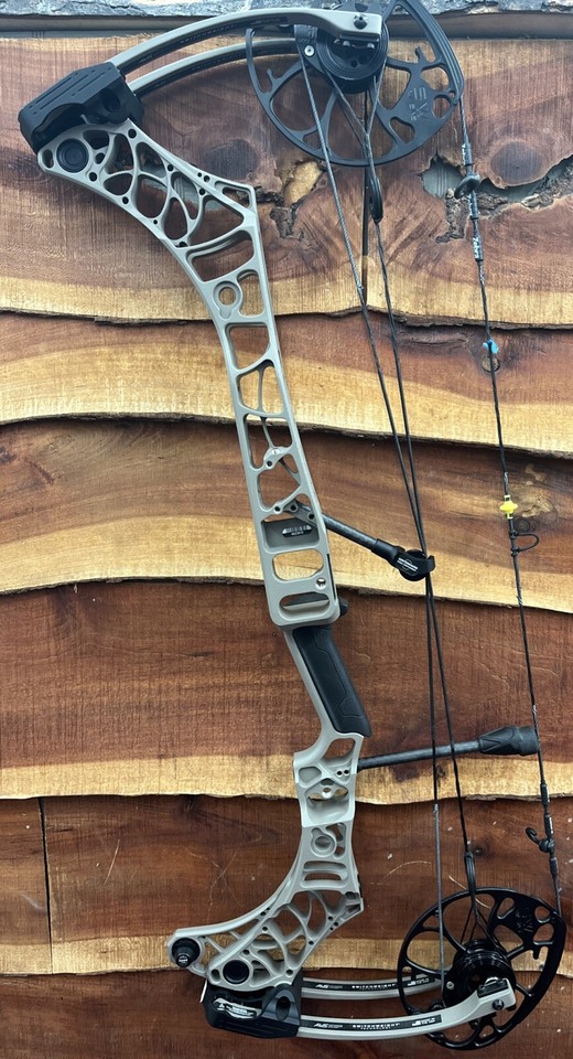 Mathews Image Left Handed *Display Model* Great Condition 40lbs D/W 28. ...