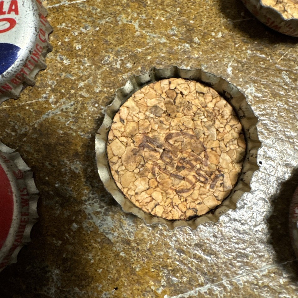 Huge LOT of Over 150 Bottle Caps Cork Lined PEPSi Star, 7up, Mountain ...