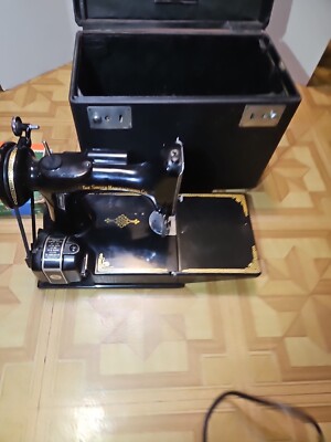 Singer 221-1 Featherweight Sewing Machine 1950 Vintage with Case Key ...