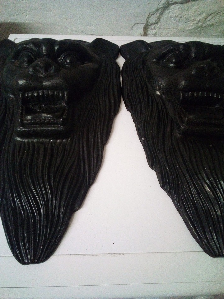 Pair of cast iron lion heads in excellent condition and very heavy 8kg ...