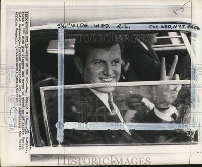 1969 Press Photo Senator Edward M. Kennedy signals "V" inside a car ...