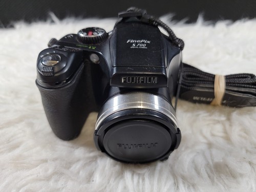 Fujifilm FinePix S700 7.1MP Digital Camera with 10x Optical Zoom ...
