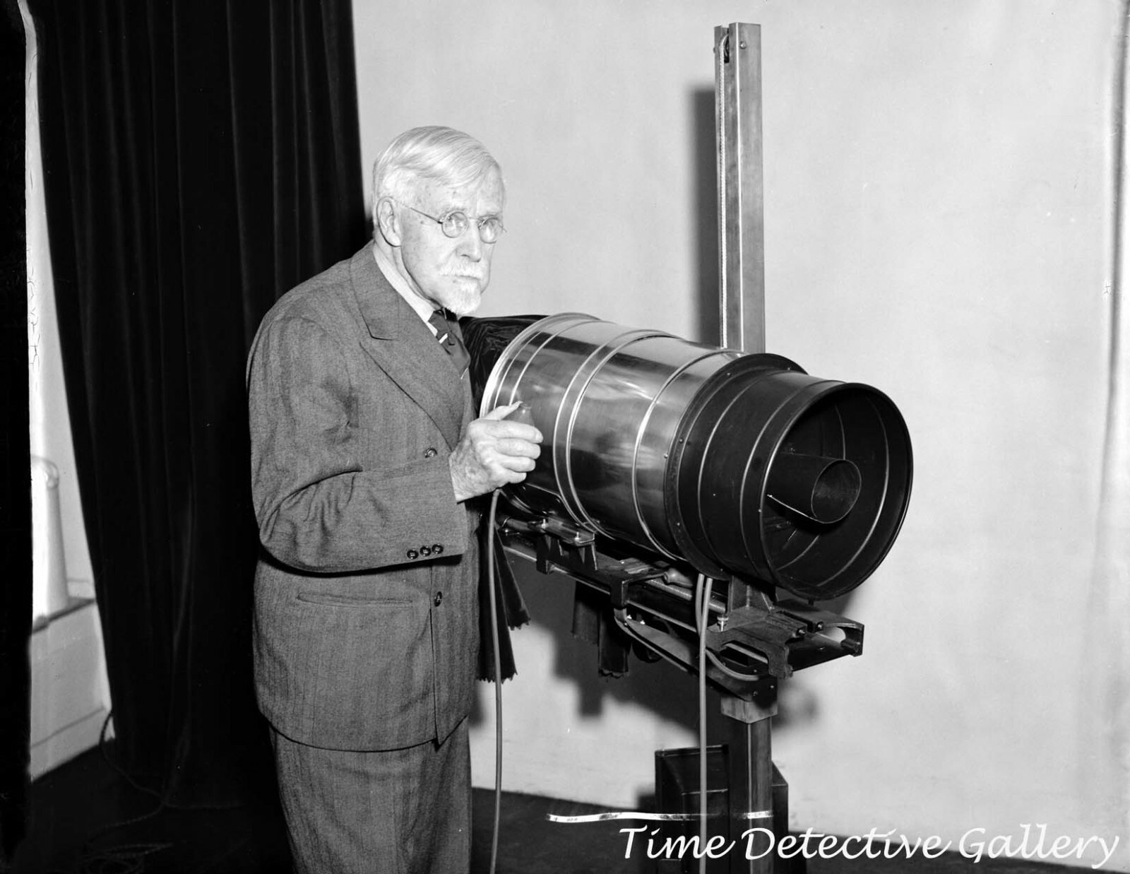 "Better Stand Back" An Unidentified Invention - 1920s - Historic Photo ...