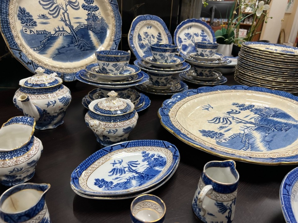 HUGE ANTIQUE SET “Real Old Willow” Dinner Set. 128 Pieces | eBay