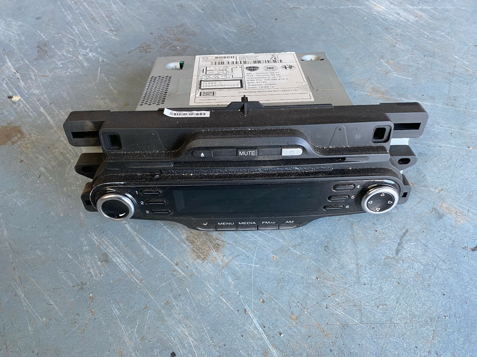 1560968780 Alfa Romeo Giulietta QV Turbo bosch 940 MP3 radio CD media ...