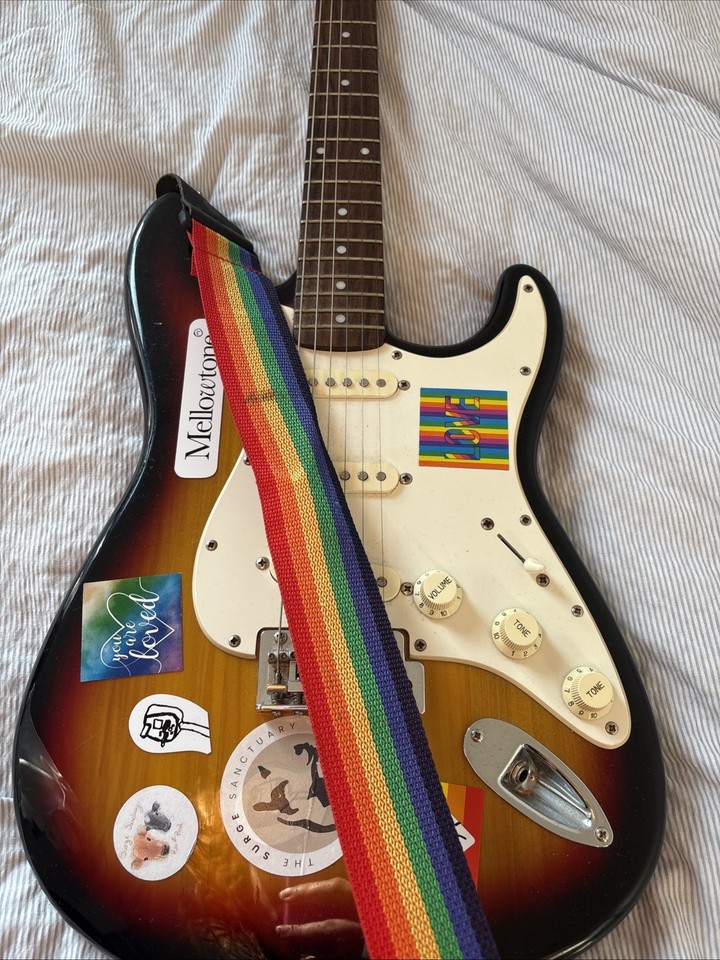 Squier Affinity Stratocaster Electric Guitar – Sunburst – Rainbow Strap ...