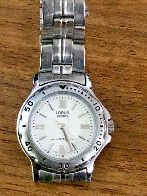 Charming Lorus Sports V501-6R90 Date Aperture Quartz Ladies Steel ...