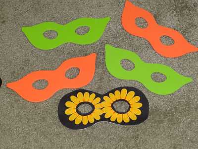 masks 2 white plastic DARICE CRAFT DESIGN, 4 foam, 1 CLOTH, 1 poly ...