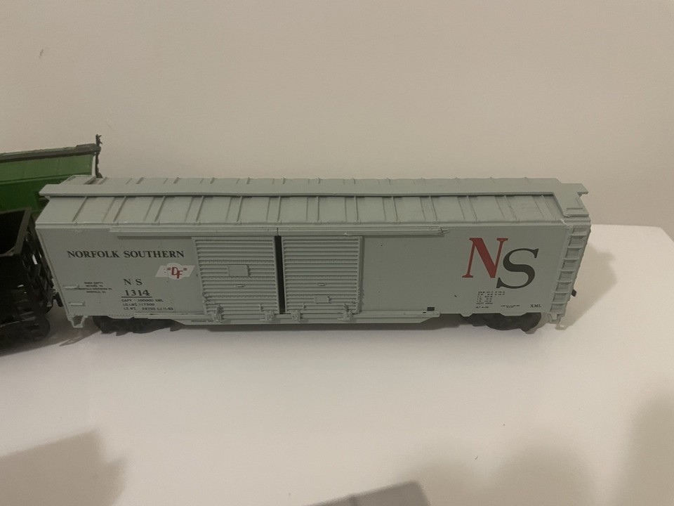 Lot of 6 HO Scale Southern & Norfolk Southern Model Train Cars ...