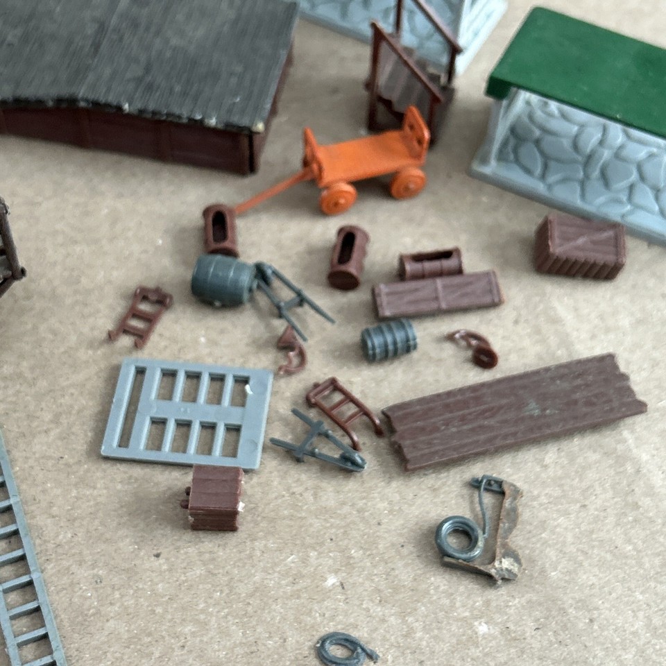 Vintage Revell Model RR HO Scale Cattle Ramps Lounge Area Detial Parts ...