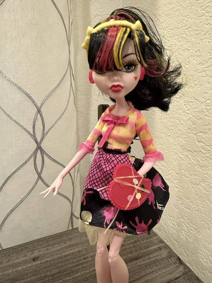 (OUT OF BOX) Monster High Draculaura Art Class | eBay