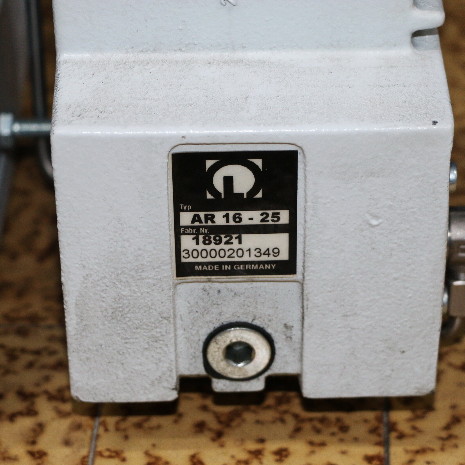 Oerlikon Leybold Vacuum D16 B Drehschieber-Vakuumpumpe mit AR16-25 ...