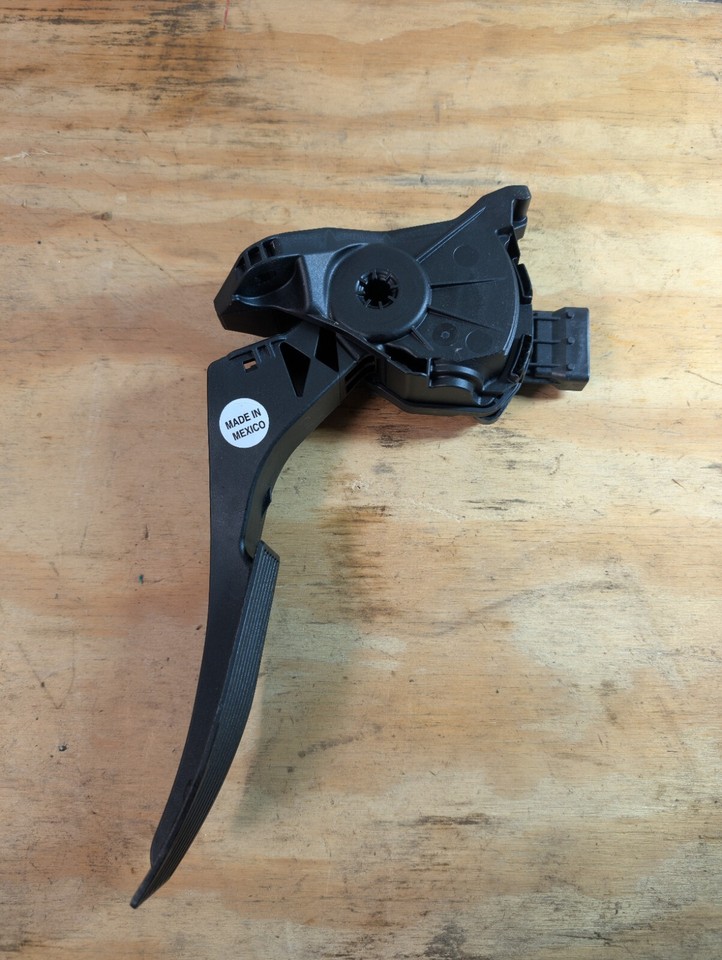 General Motors GM Genuine Parts 13252702 Accelerator Pedal with ...
