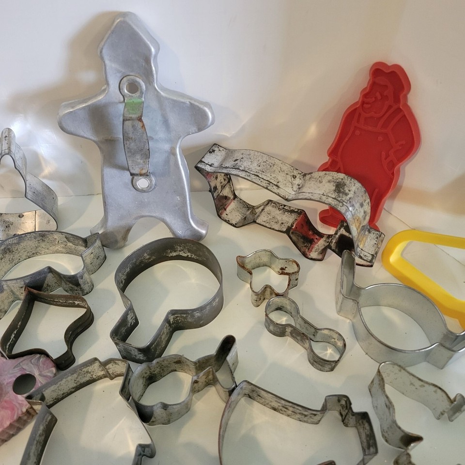 Vintage Lot of 52 Assorted Cookie Cutters in Various Shapes & Sizes and ...