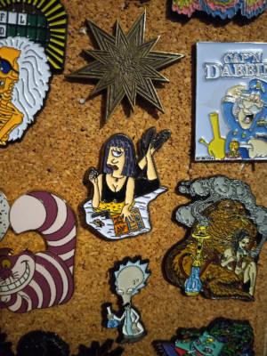 Pulp Fiction Leela Mia Wallace cyclops enamel lapel hat pin | eBay