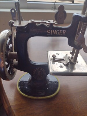 COLLECTIBLE VINTAGE CHILDS WOOD HANDLED CAST IRON SINGER SEWING MACHINE ...