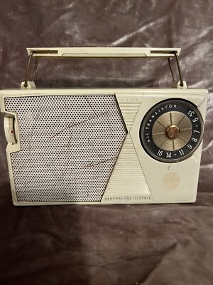 GE Portable AM Transistor Radio Model P-805A White WORKS - 1960 TESTED ...