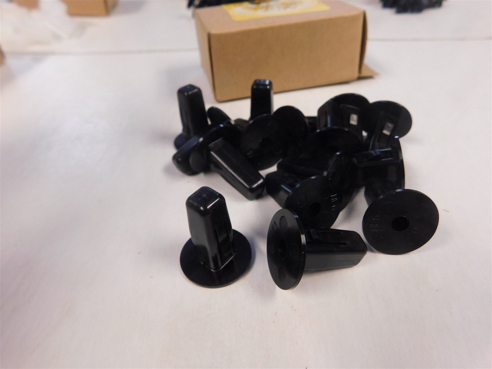 PLASTIC SCREW GROMMET FOR ROCKER PANEL MOLDING FITS 1987 + TOYOTA 15X ...