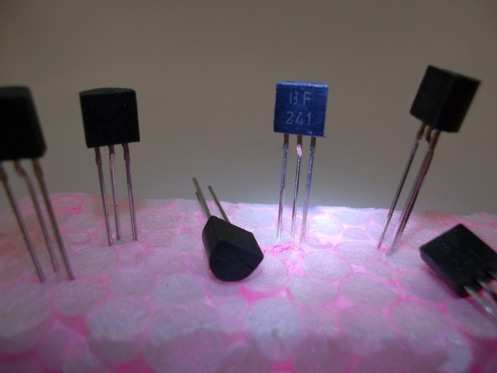 10 pieces BF241 | NPN TRANSISTOR | AM/FM-ZF| 40V | 25mA | 0.25W ...