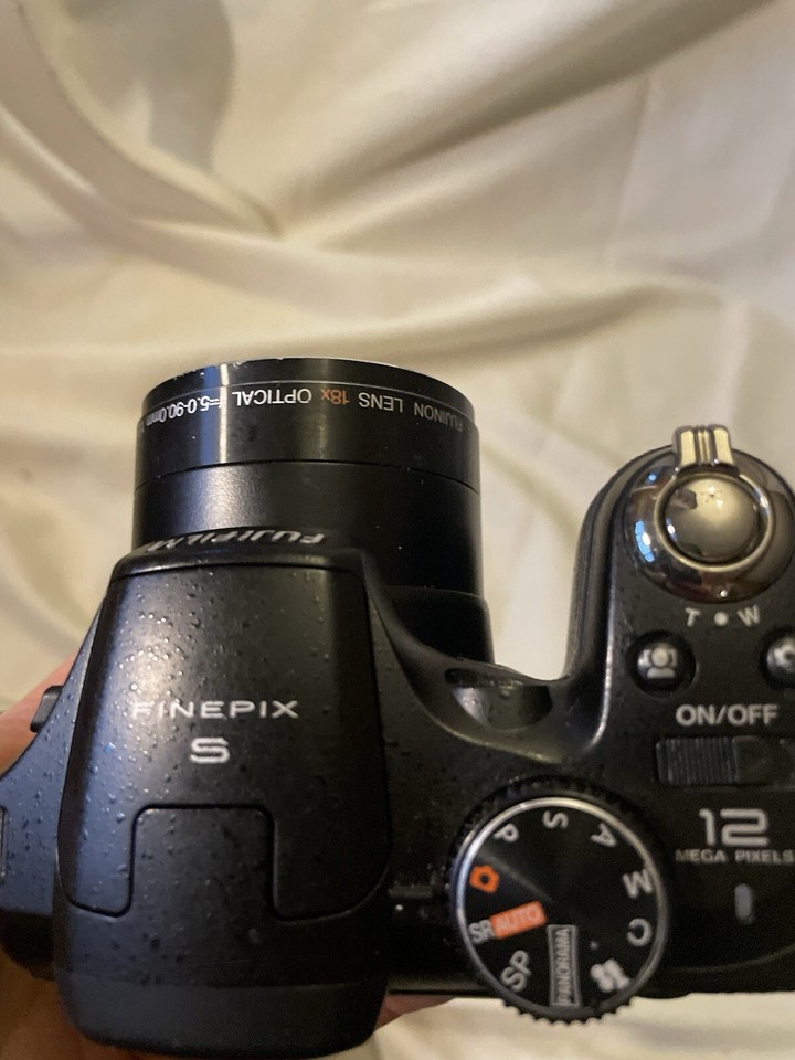 Fujifilm FinePix S Serie S1800 12.2MP Digital Camera 18x Wide Angle ...