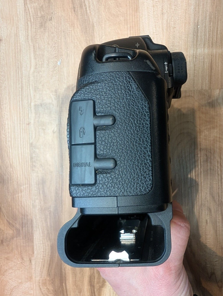 MINT 8K Clicks! Canon EOS 1Ds Mark I, Full Frame 11.1 MP DSLR Body Only ...