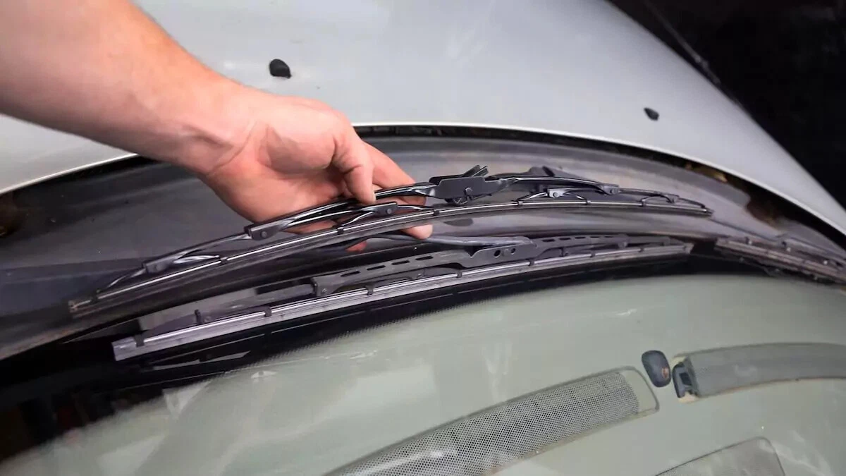 How to Change Windshield Wipers How to Change Windshield Wipers