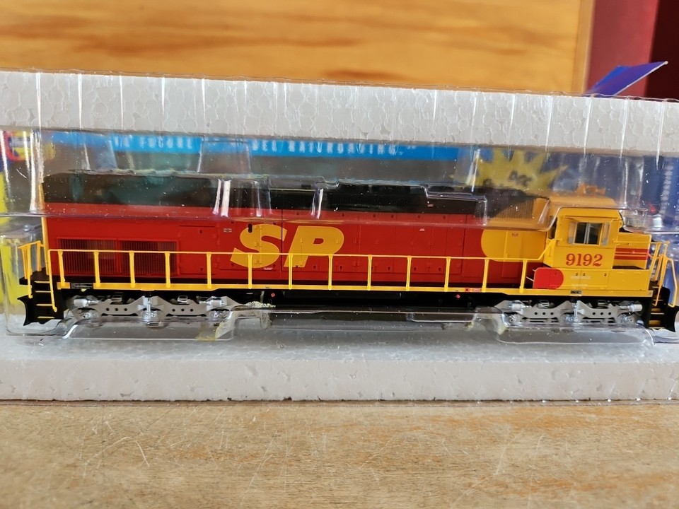 HO Athearn 91610 SP Kodachrome SD45T-2 Diesel Locomotive #9192 NEW IN ...