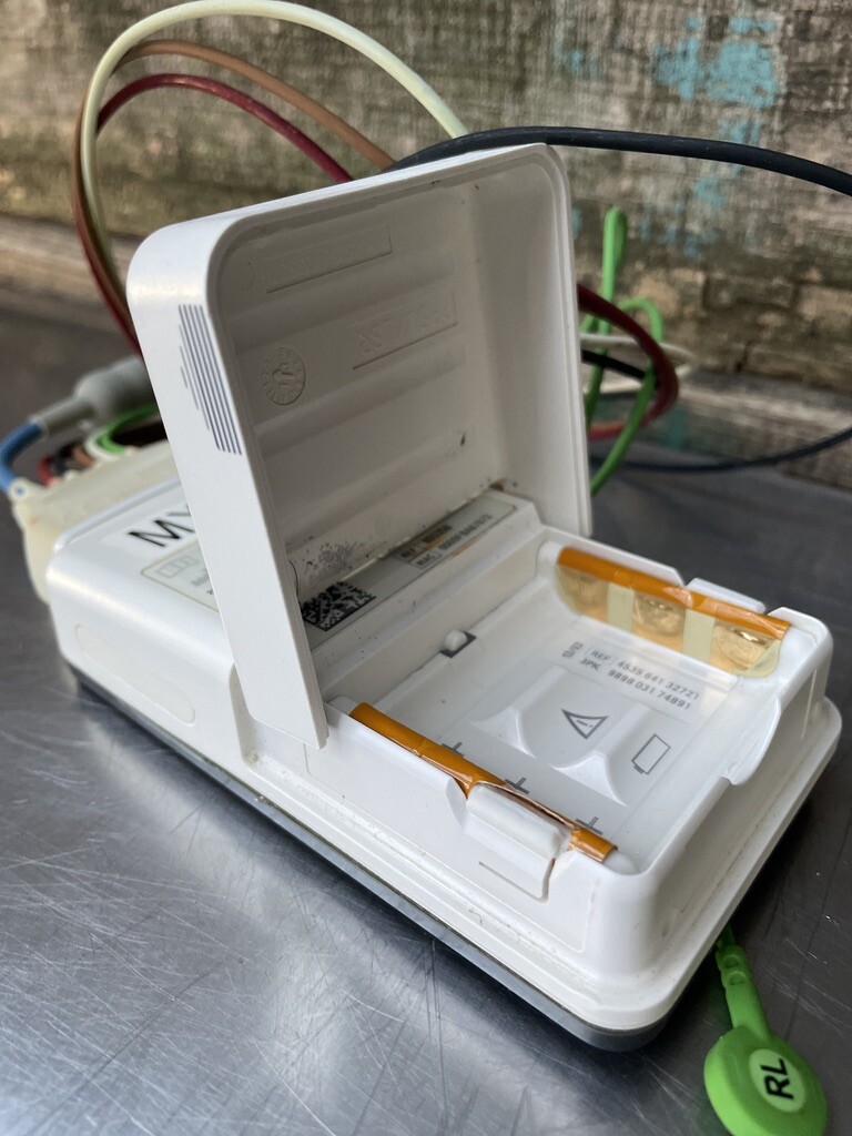 Philips IntelliVue MX40-1B4 Patient Monitor 1.4GHz S02; ECG + SpO2 w ...