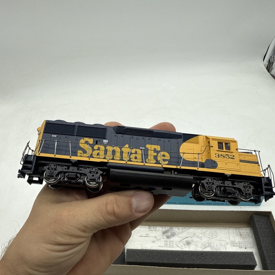 Athearn EMD GP50 Ph II Santa Fe Powered Locomotive #3852 Engine | eBay