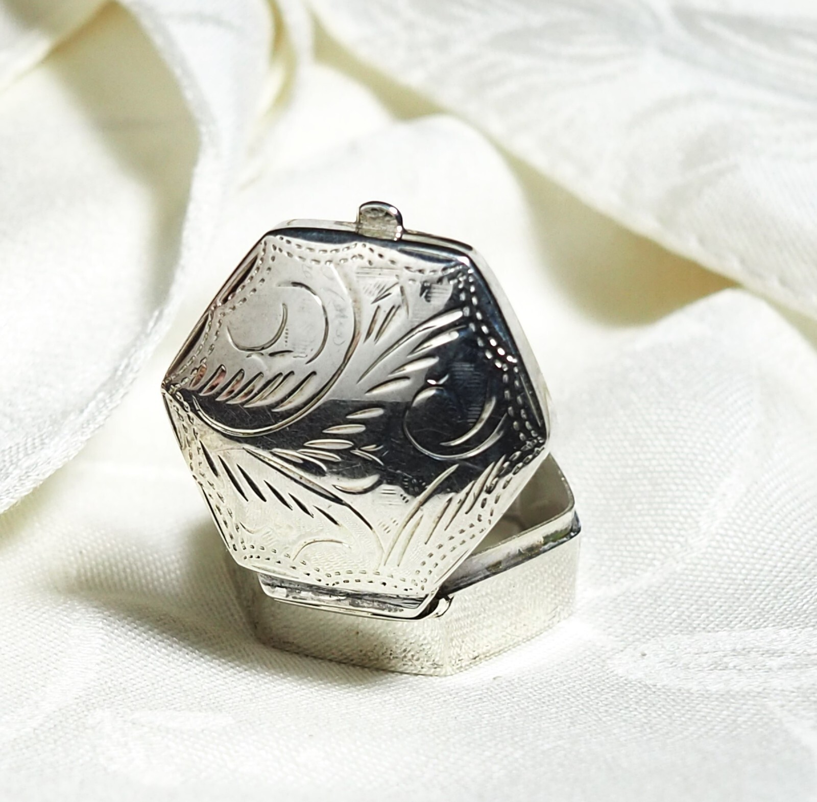 Vintage 925 Sterling Silver pill box Hexagon hinged lid Engraved marked ...