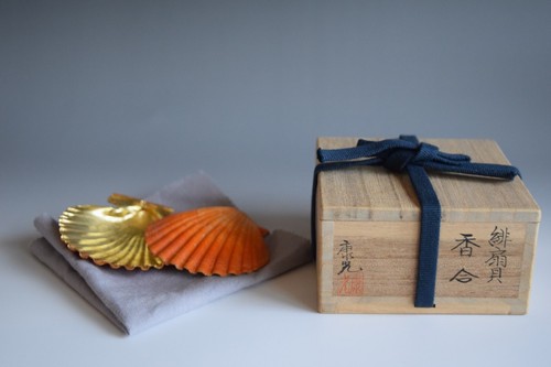 Japanese Incense Container (a.k.a. Kogo) Made of Beautiful "Chlamys ...