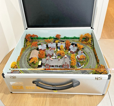 N GAUGE AWARD WINNING LAYOUT IN A METAL CARRY CASE WITH GRAFAR LOCO & 3 ...