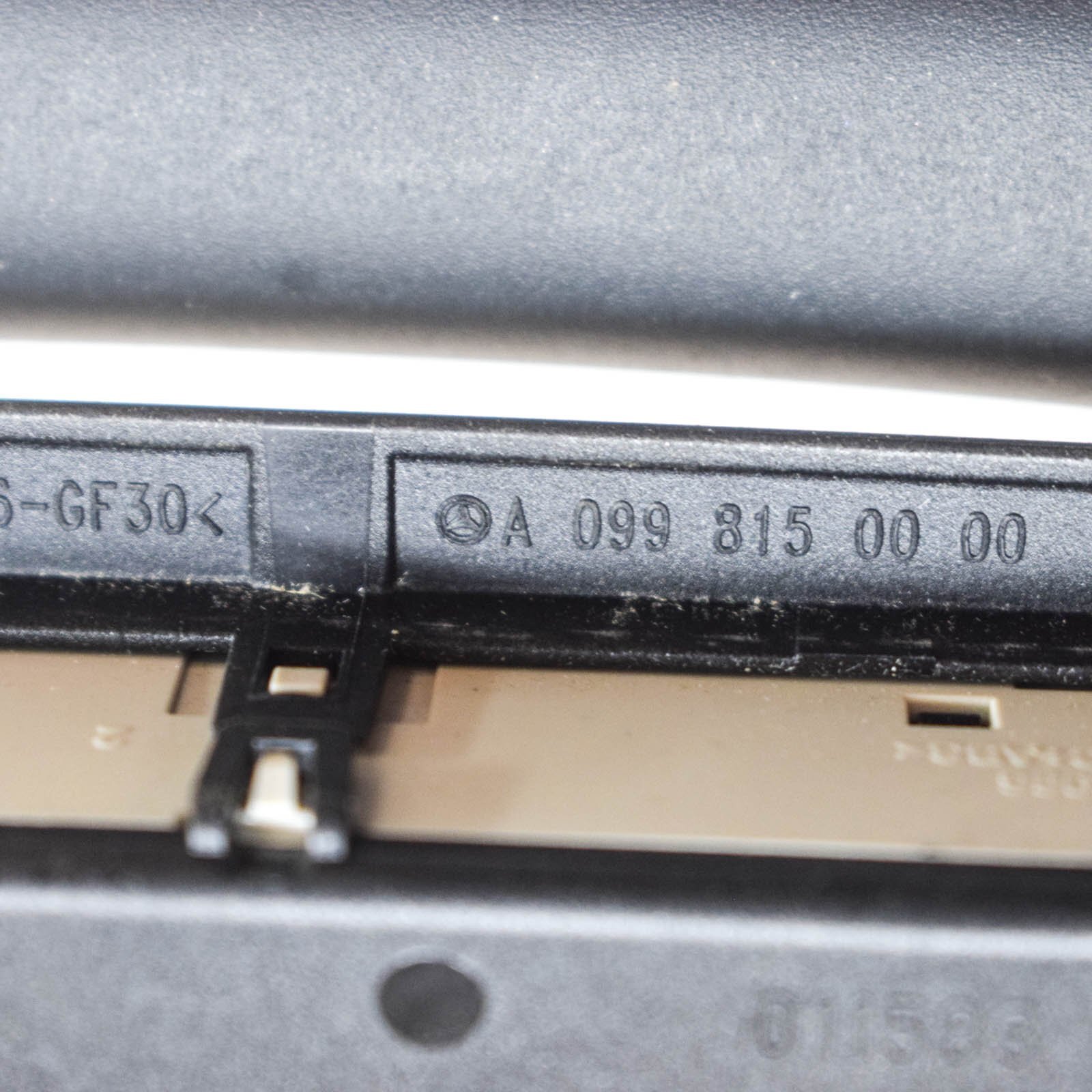 Poignée de toit arrière gauche MERCEDES-BENZ C W205 A0009060935 ...