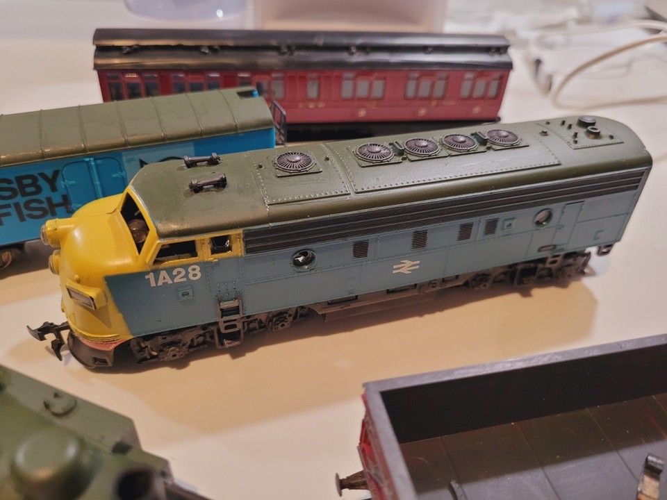 Triang 00 Gauge Loco Bundle R755 R58 Wagon Lima continental Suit Hornby ...