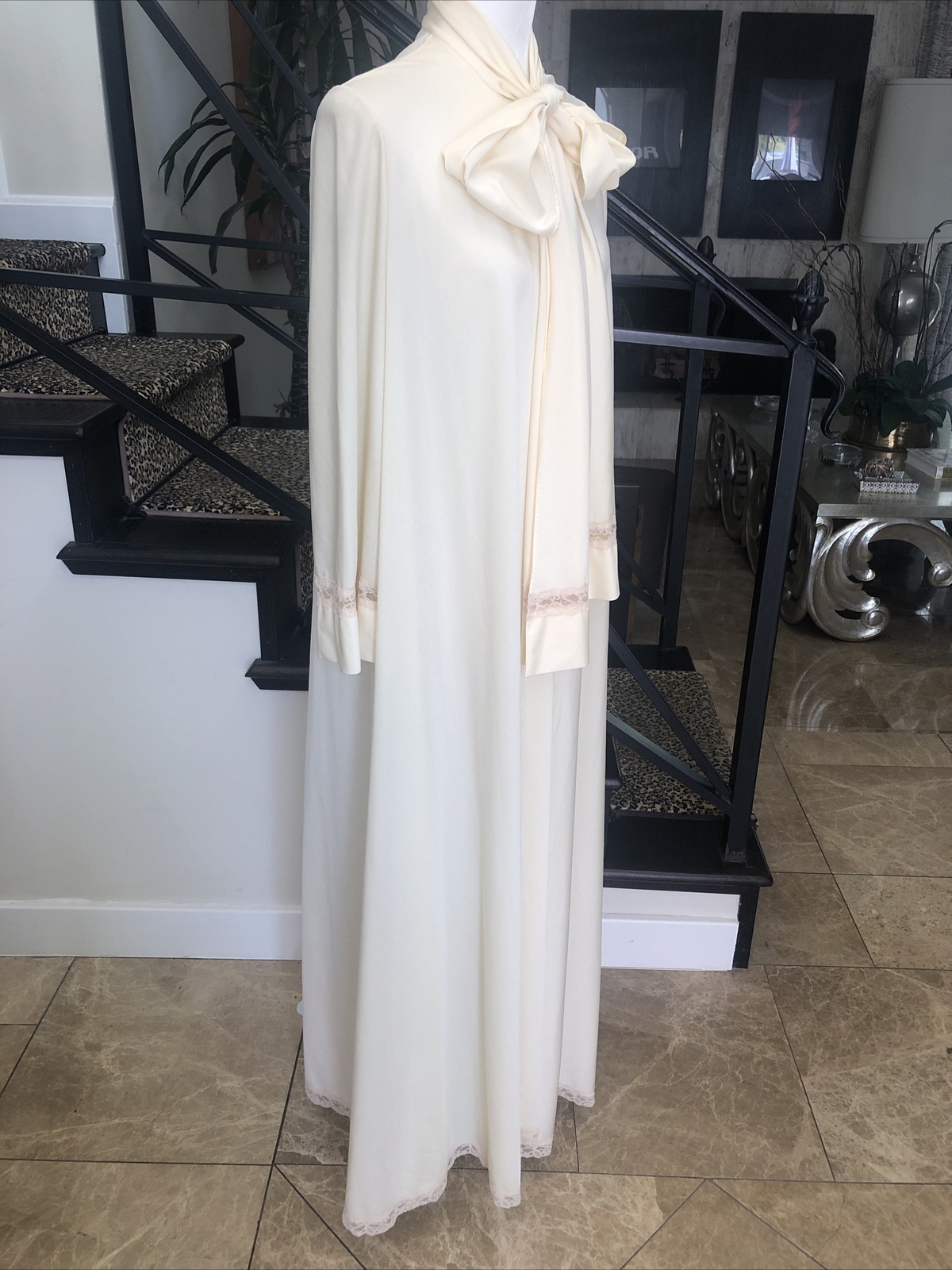 Claire Sandra by Lucie Ann 60s ivory pussy bow neck l… - Gem