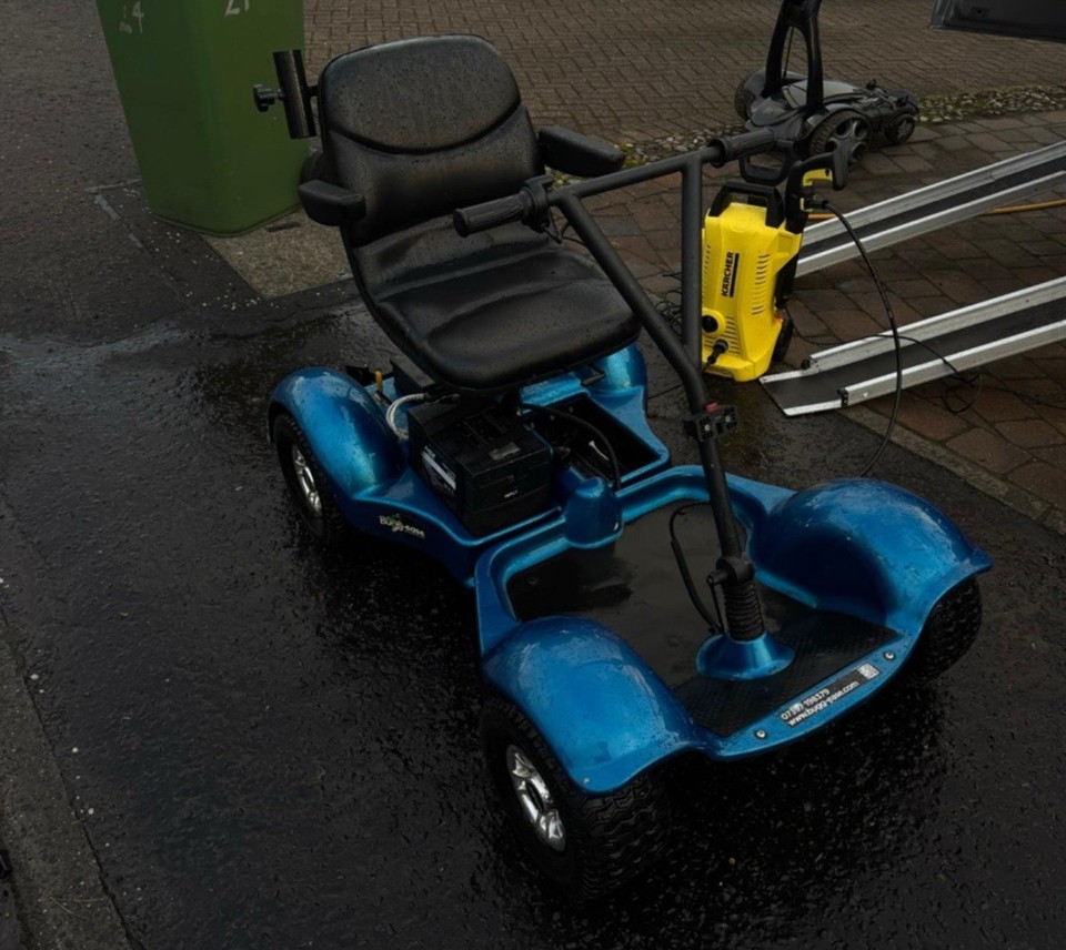 Bugg-Ease Single Seat Golf Buggy with Handlebar Twist Grip & Captains ...