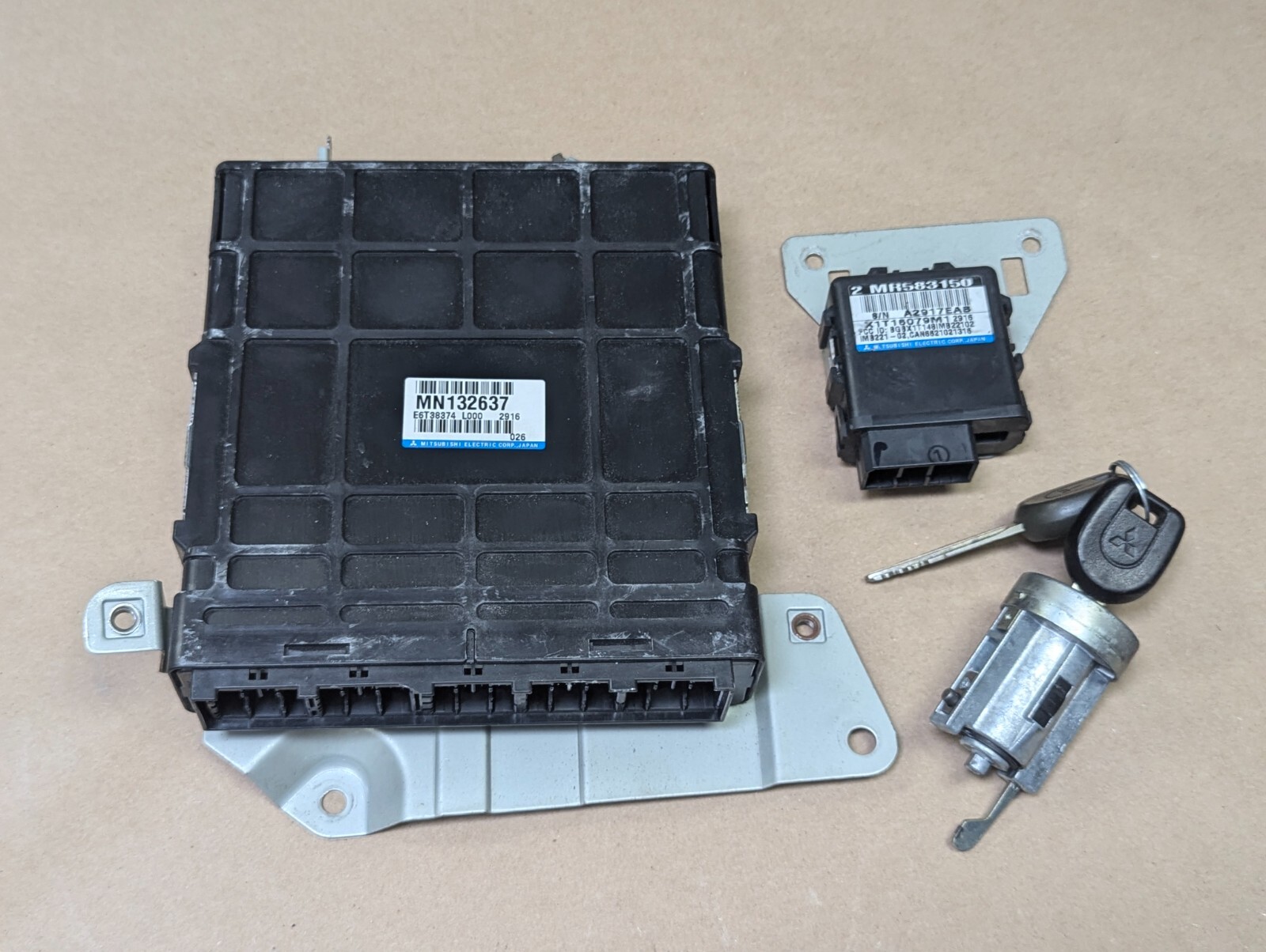 03 Mitsubishi Montero ECU ECM Engine Computer immobilizer Key MN132637 ...