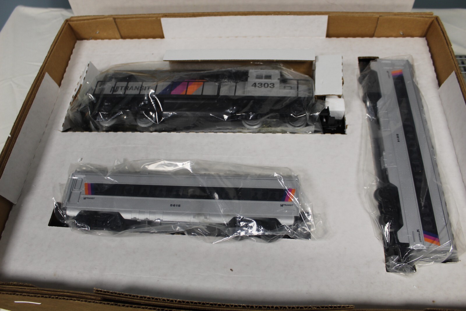 1997 Lionel NJ Transit Diesel Engine Passenger Train Set 6-11833 O-27 ...