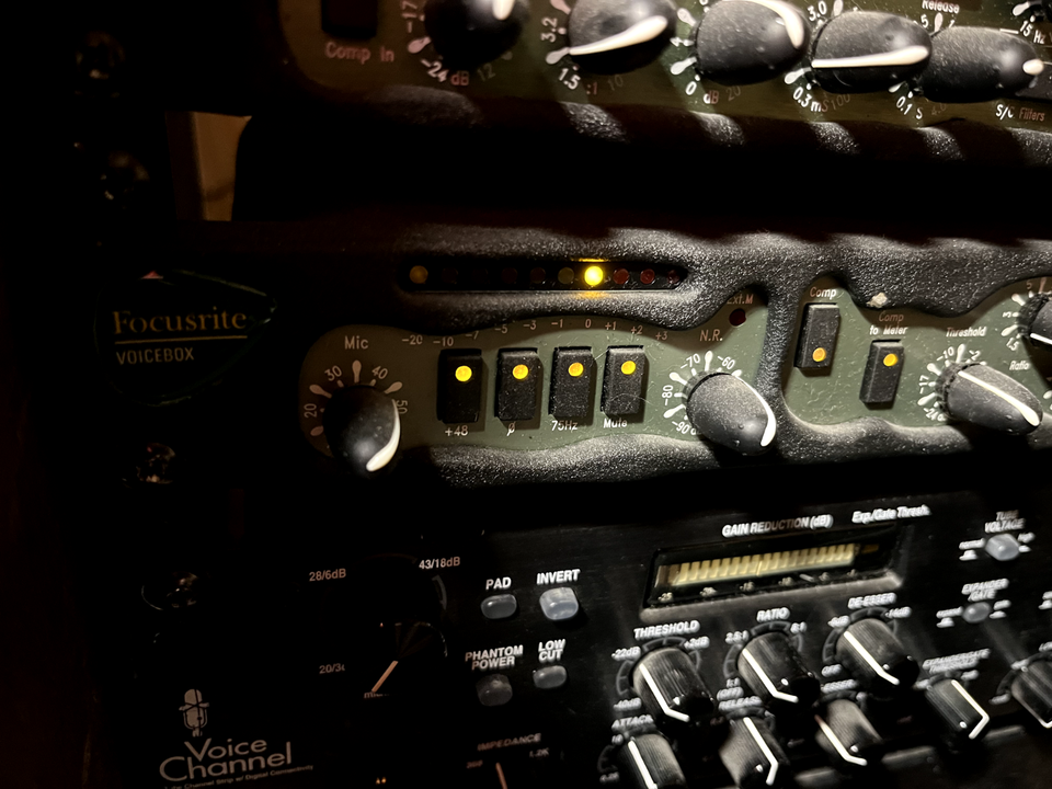 FOCUSRITE Green VOICEBOX: pre-amp,compressor, De-esser, low/mid/high eq ...