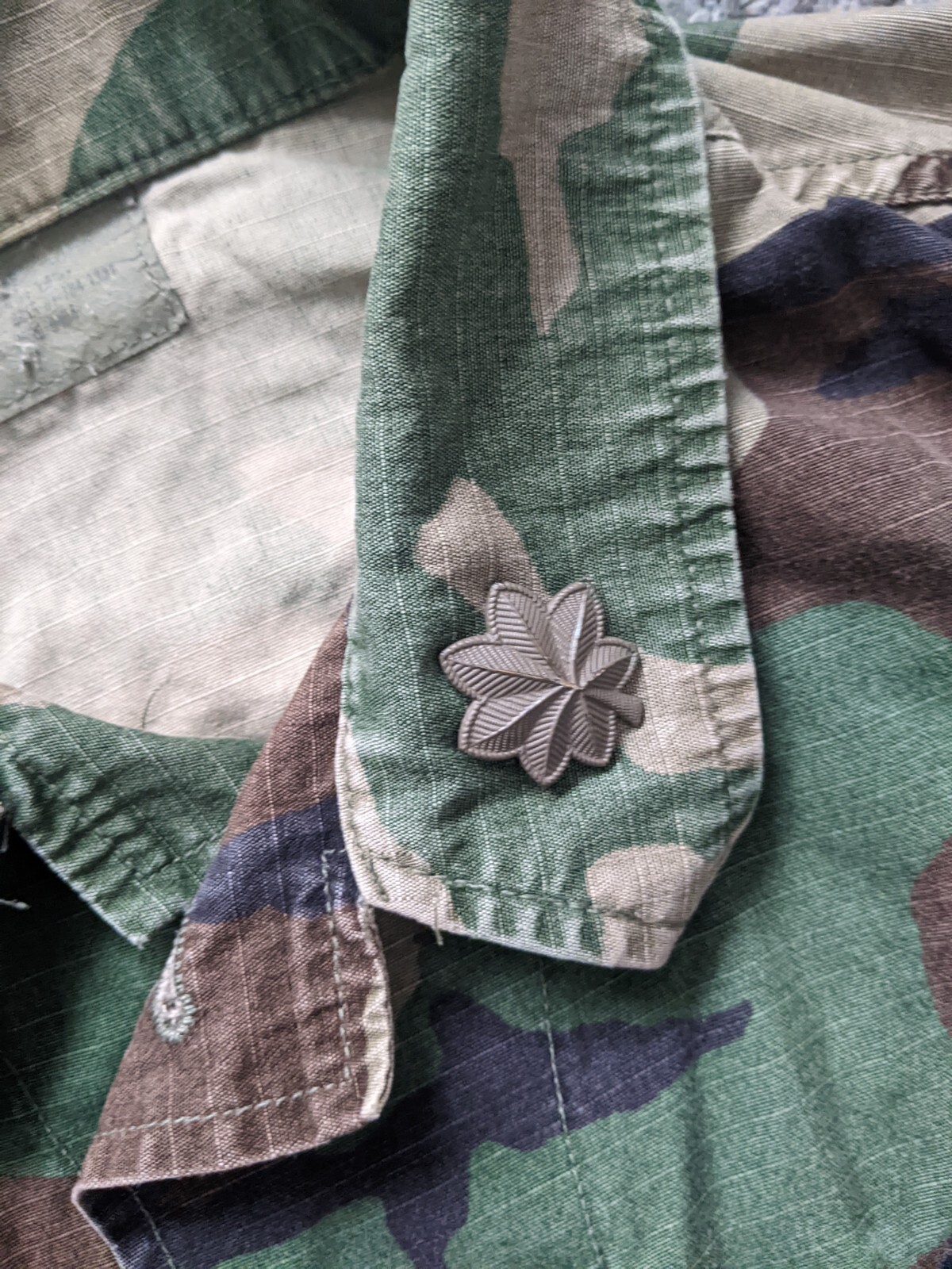 VTG GENUINE MEN MEDIUM NATO US ARMY CAMO BUTTON SHIRT BRASS COLLAR PINS ...