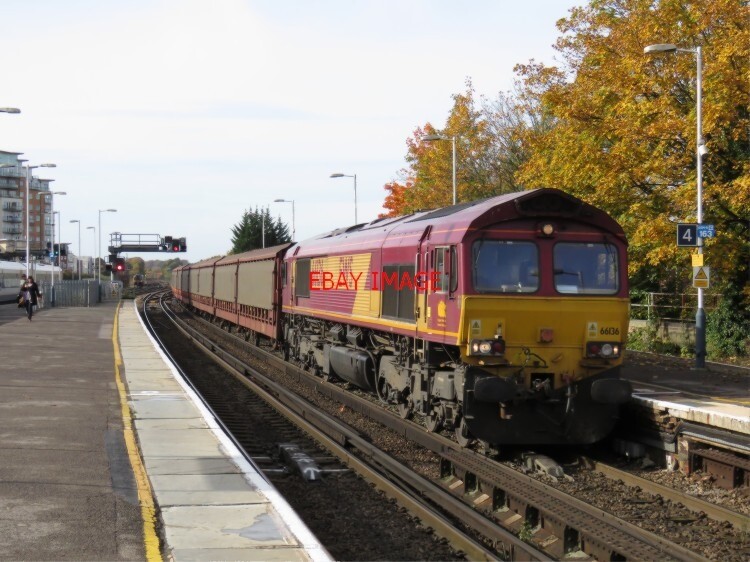 PHOTO CLASS 66 66136 PASSES BASINGSTOKE 25/10/15 WORKING 6M38 ...