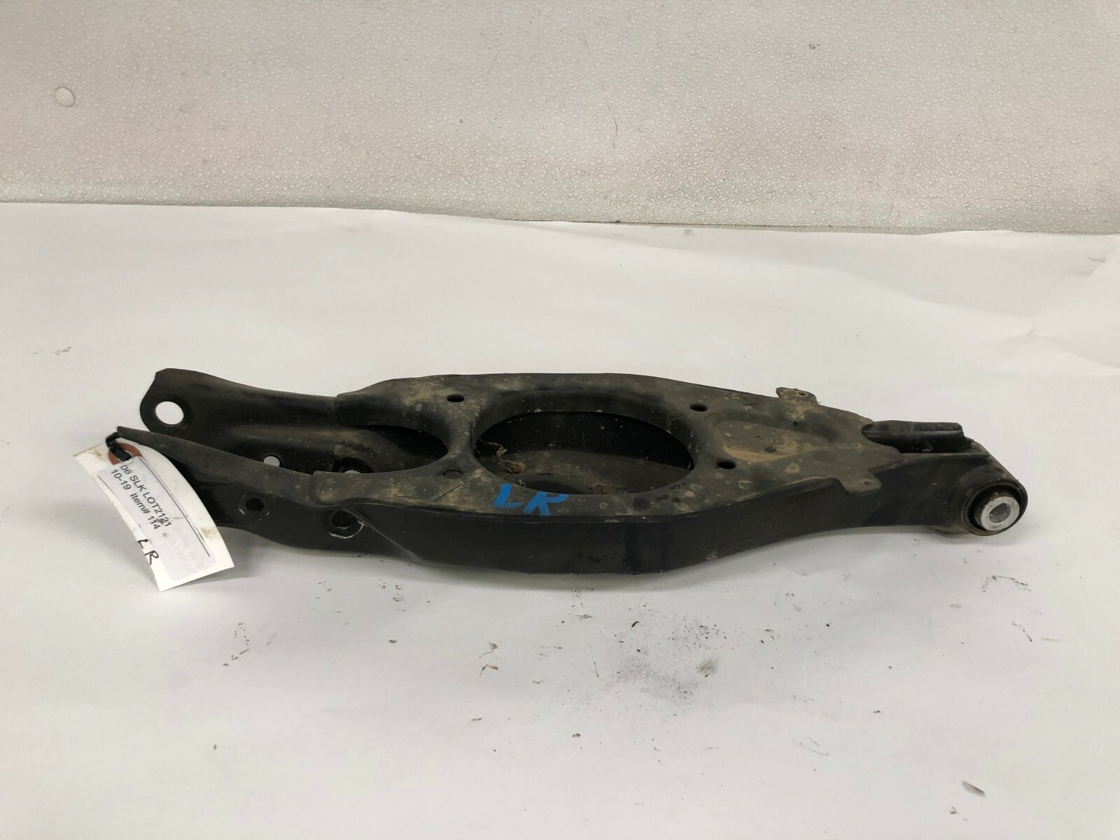 01-16 MERCEDES BENZ C CLASS REAR CONTROL ARM SPRING SEAT LEFT LH SLK300 ...