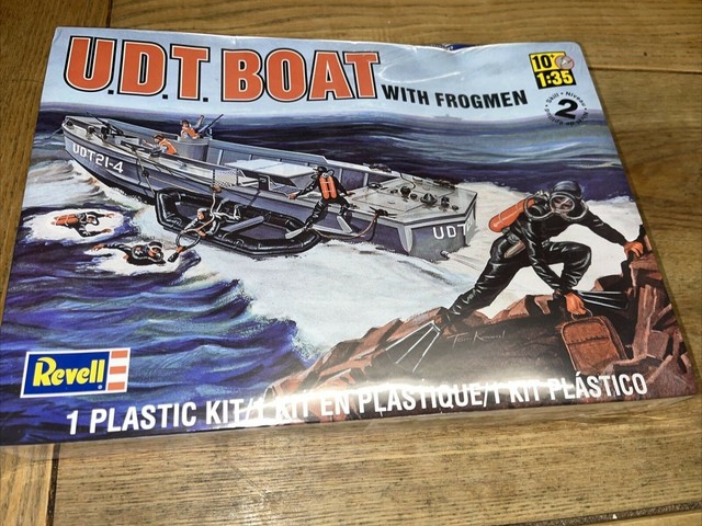 Revell Monogram 1 32 UDT Boat With Frogmen Model Kit online kaufen | eBay