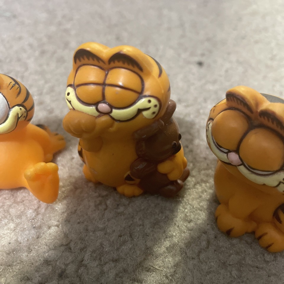 Vintage GARFIELD PVC Figure Lot Garfield sitting, holding Pookie pencil ...