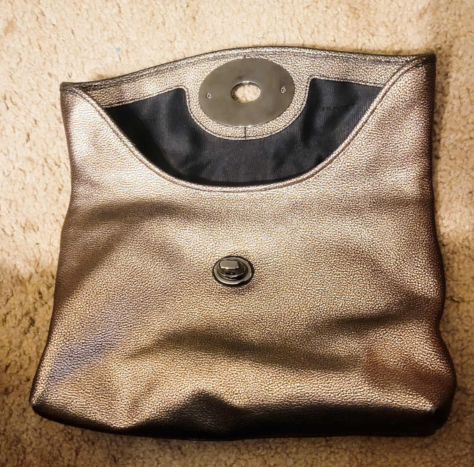 COACH TURNLOCK CLUTCH IN GOLD METALLIC LEATHER 33538 - Gem